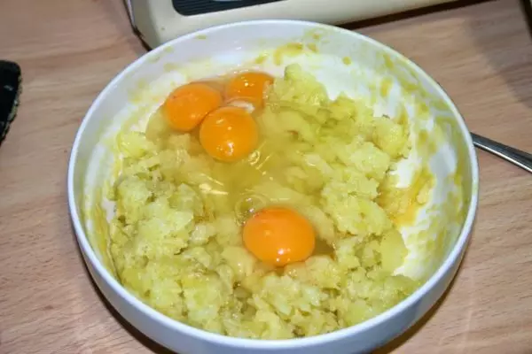Mezcla de papas terminadas y huevos de gallina.