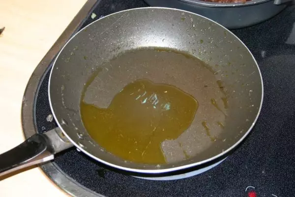 Ulei de măsline într-o tigaie de prăjire