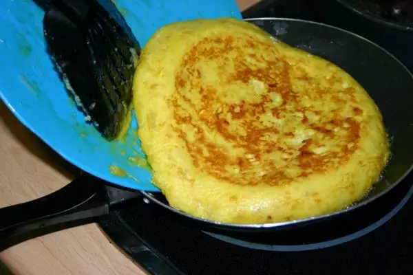 Ang huling yugto ng paghahanda ng patatas omlet