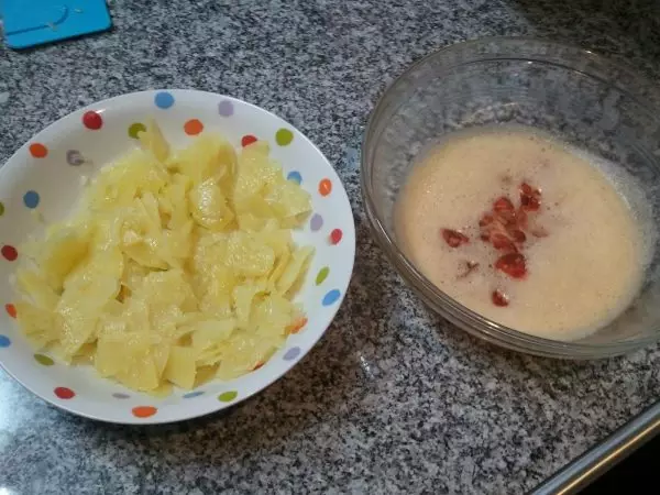 Biter av ferdige poteter og en blanding av pisket egg med chorizo