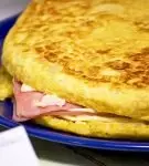 I-omelet evela kwiitapile ngetshizi kunye ne-ham