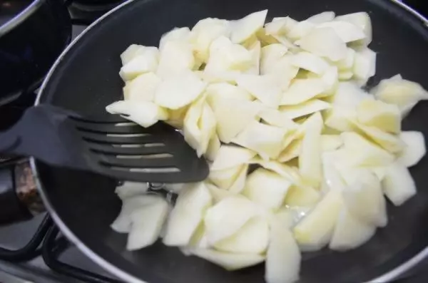 Patatas picadas en una sartén