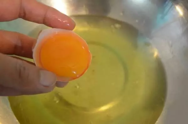 Kagawaran ng Egg Whites mula sa Yolks.