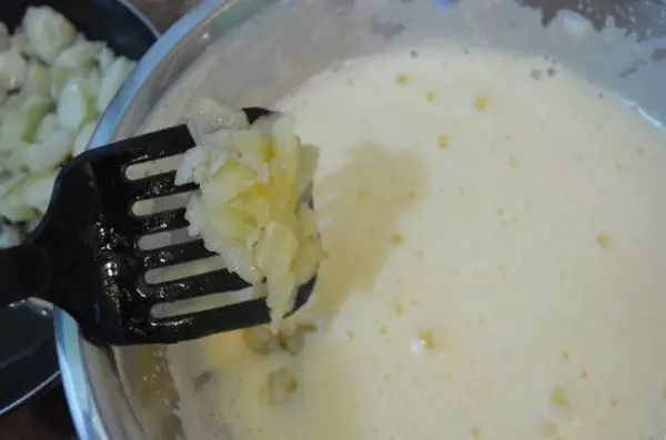 Aggiunta di patate nella massa d'uovo