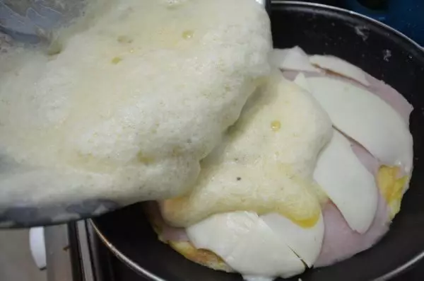 Eierkartoffelmischung auf Käse mit Schinken