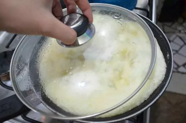 Poslední fáze přípravy tortilie se šunkou a sýrem