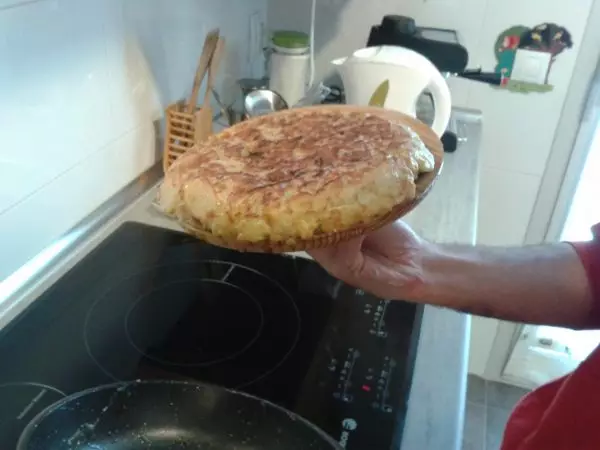 Tortilla Spáinneach ar phláta adhmaid