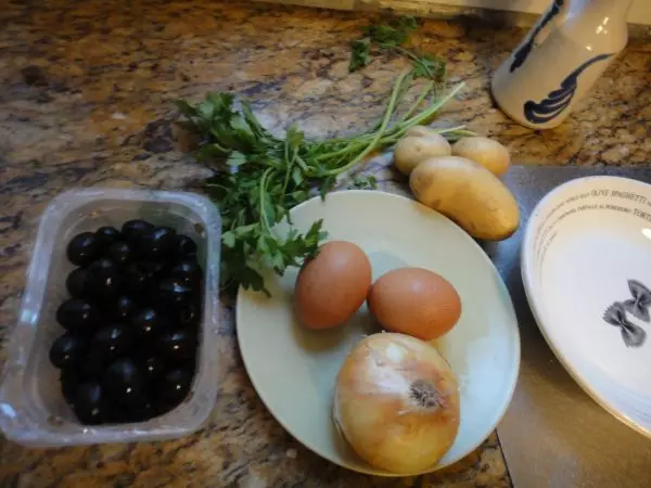 Оливки, яйця, картопля, цибуля і петрушка