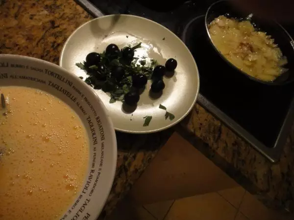 Piskade ägg, oliver och gröna, potatis i en stekpanna