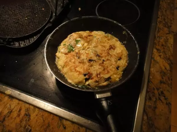 Tortiel με ελιές σε ένα τηγάνι