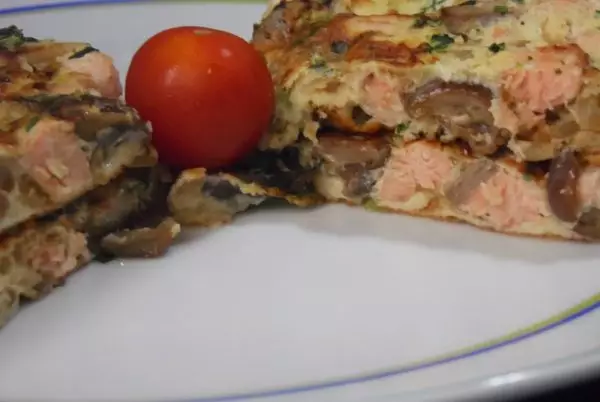 Qo'ziqorin va qizil baliq fileti bilan omlet