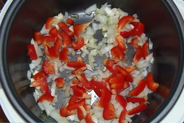 Cipolle, aglio e pepe bulgaro in una ciotola di multicooker