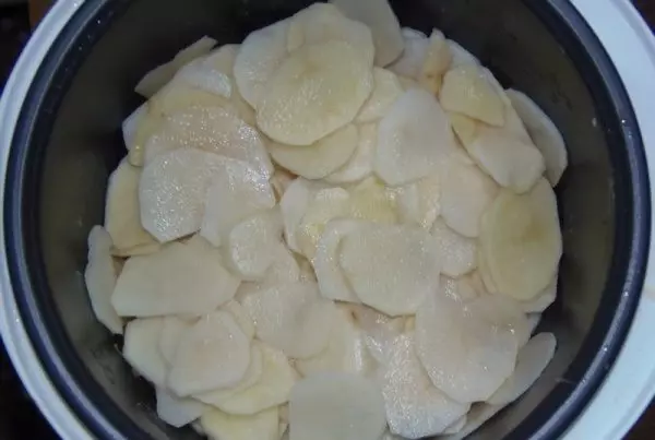 Rebanadas de patata en una olla lenta.