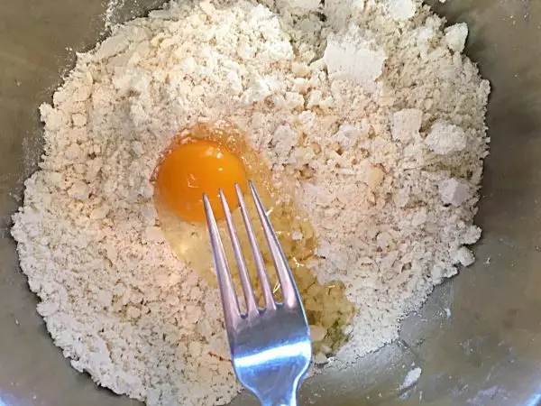 將雞蛋引入麵粉麵粉