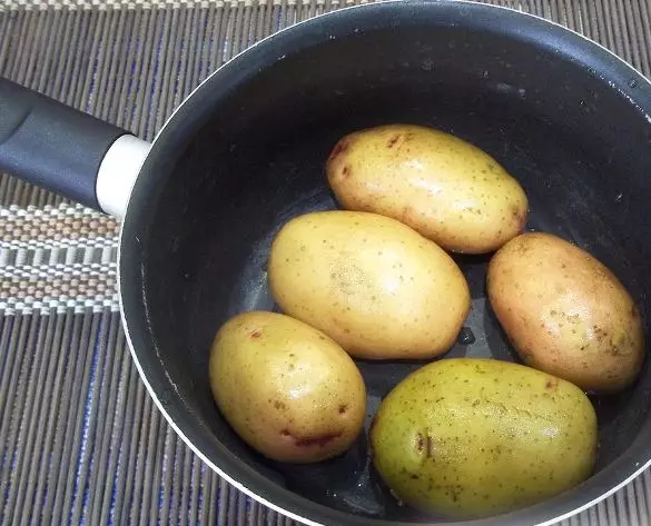 Patatas sa usa ka saucepan nga adunay usa ka kuptanan