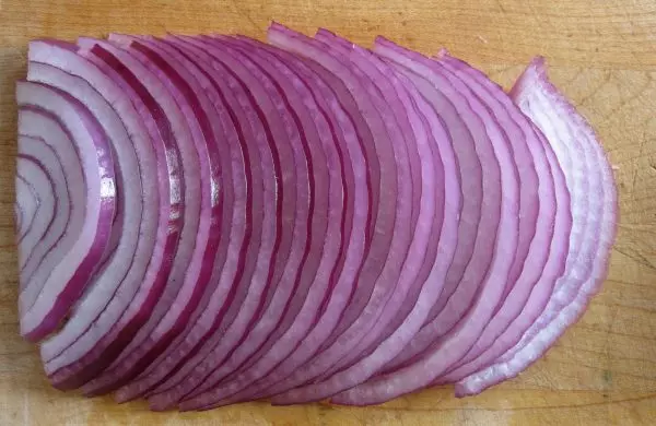 Red onion half rings