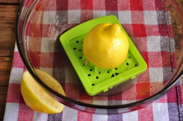 Obtaining juice from lemon