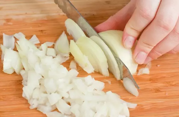 Slicing onion
