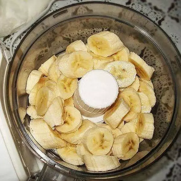 Bananen an enger Schossel vu Mixer