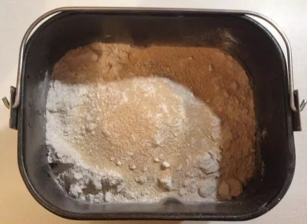 Ingrediente pentru pâine de banane într-un castron de castron