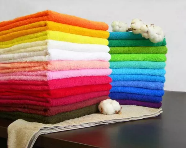 Tumpukan handuk berwarna-warni