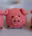 Trois porcs roses sur les balles