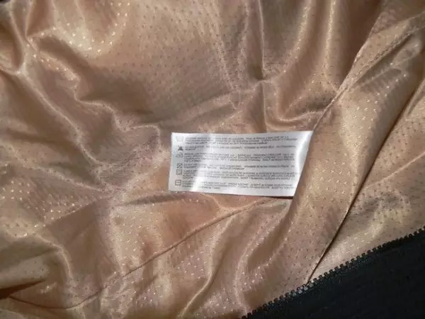 Op een beige voering van Cashmere Coat-label met zorginformatie