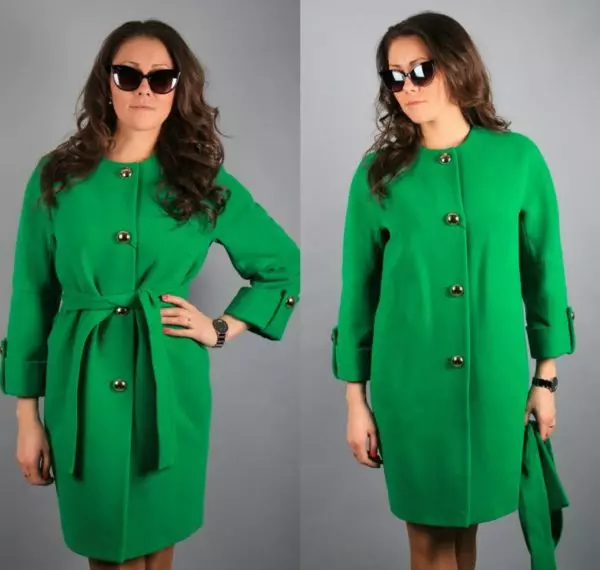 Meisie in twee hoeke - met 'n gordel en sonder - in 'n groen laag polyester