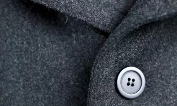 Černý kabát s tlačítky