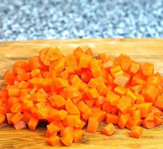 切碎的煮熟的胡蘿蔔