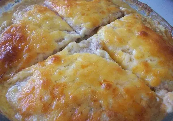 Casserole tal-patata lesta bil-laħam ikkapuljat