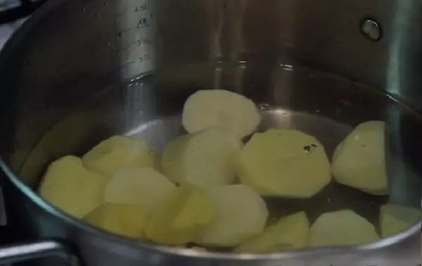 在平底锅里的土豆