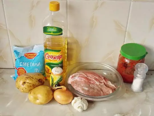 Продукти для приготування м'яса під картопляної шубою в духовці