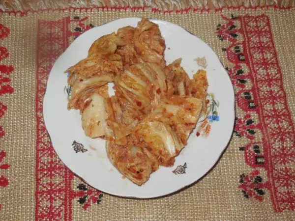 Kimchi di atas piring