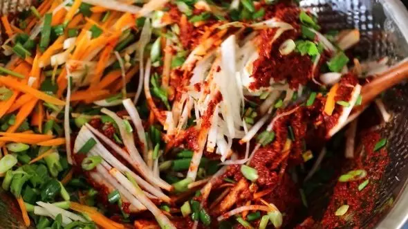 Lobak kerinting, wortel dan pengisian semula dengan lada untuk kimchi