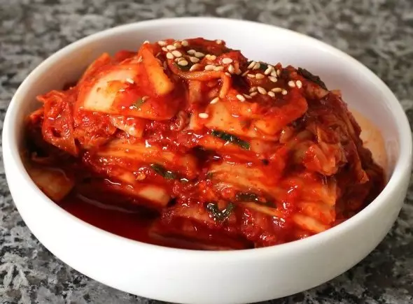 베이징 양배추 그릇에 새우를 가진 한국어로