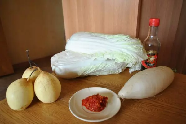 Produk kimchi dengan pear dan lobak