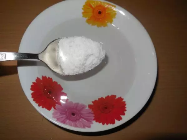 Melħ fi tablespoon fuq pjanċa