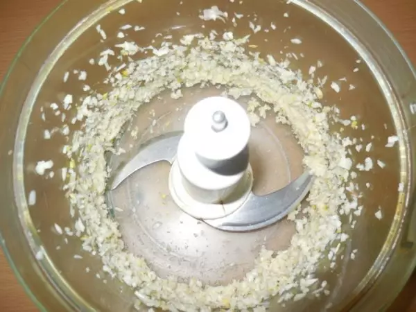 Grinding bawang putih dengan pengisar