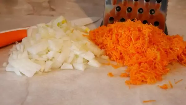 Исечени кромид и рендан моркови