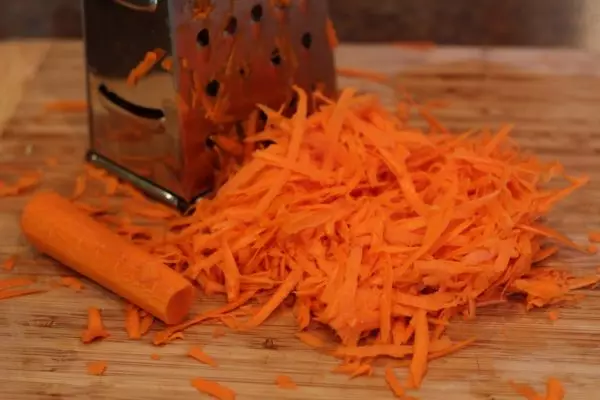 Кадрава морков веднаш до кулер