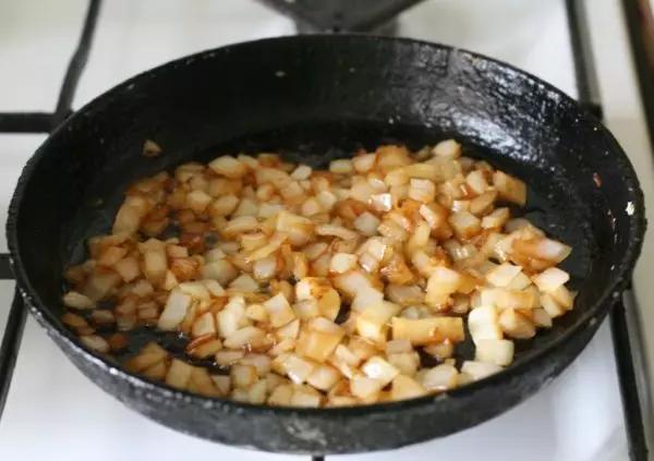 Bawang goreng dalam wajan