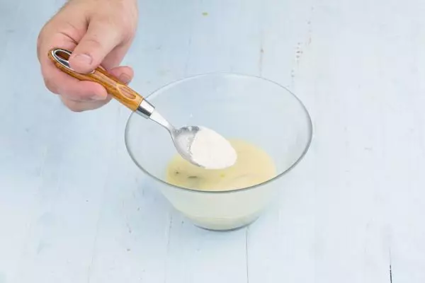 Pielay dengan tepung kaldu dan sendok