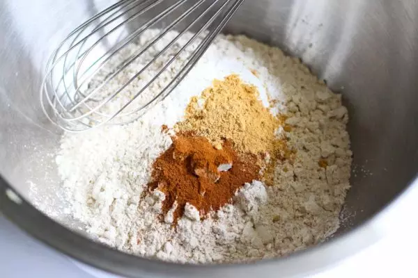 スパイスの小麦粉はくさびを妨害します