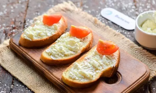 روٹی پر پنیر اور ٹماٹر