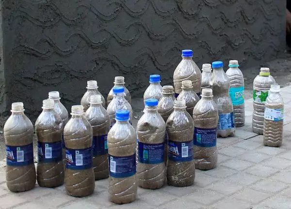 Plastikowe butelki piasku.