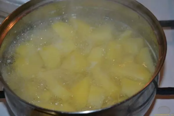 Katofel dans une casserole avec de l'eau