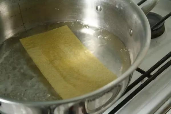 Refleksi piring adonan pasta
