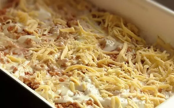 Vvphny lager av lasagne från ost gruyer