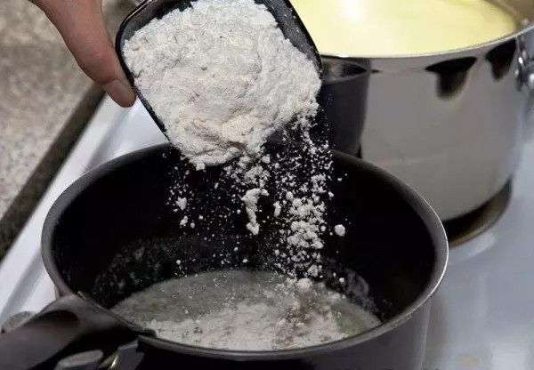 Flour tafoegje oan romige oalje